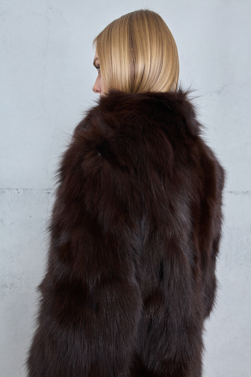 ΜΑΚΡΙΑ ΓΟΥΝΑ ΜΕ ΜΑΝΙΚΙ ΤΡΟΥΑΚΑΡ - BROWN | Zini Boutique